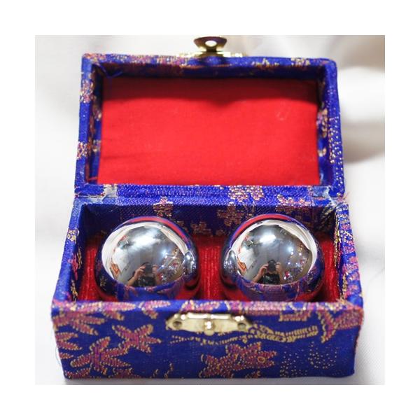 スチール製 健身球・模様なし シルバー 直径43mｍ２個の重量：約225g掌のツボを刺激する健康グッズ・健身球別称 バランスボール（Balance Ball）とも呼ばれる健身球※箱の色はいろいろで、ご選択できません。【歴史】健身球（けんしん...