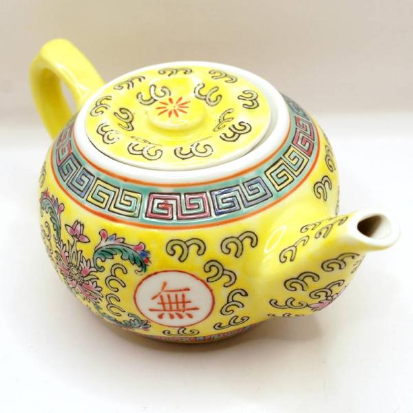 景徳鎮のカラフルな洋蓮シリーズは、今でも台湾や香港のおしゃれな中華料理店や茶館などでも利用されております。この3寸皿は、景徳鎮洋蓮シリーズの急須として利用できるので、おしゃれな茶器セットとしてご利用下さい。茶架などに飾って店舗のディスプレイ...