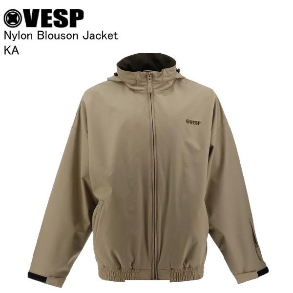 軽くて動きやすいナイロンストレッチ素材を使用したブルゾンジャケットは、ノンストレスな着心地を実現。フード収納タイプで色々な着こなしにも対応。