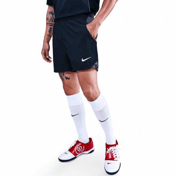 Nikeのトータル 90の伝統を称えるサッカーショートパンツ。 伸縮性と速乾性に優れたDri-FIT素材が涼しく快適な状態をキープ。フィールドの中でも外でも大胆でレトロなスタイルを演出します。■本体：ポリエステル86%ポリウレタン14%■カ...