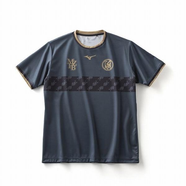 MIZUNO FOOTBALLを日常に。クラシカルなユニフォームを意識したデザイン。胸回りにゆとりを持たせながら、後丈とのバランスを取った、ライフスタイルシーンにフィットするリラックスシルエット。吸汗速乾性を備え、さらっとした着心地です。こ...