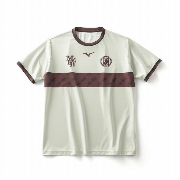 MIZUNO FOOTBALLを日常に。クラシカルなユニフォームを意識したデザイン。胸回りにゆとりを持たせながら、後丈とのバランスを取った、ライフスタイルシーンにフィットするリラックスシルエット。吸汗速乾性を備え、さらっとした着心地です。こ...