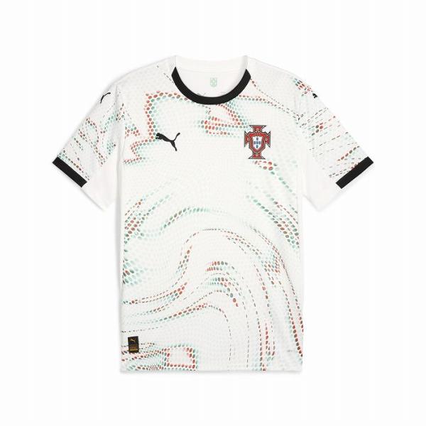 プーマによる初のサッカーポルトガル代表チームのアウェイ用レプリカユニフォームシャツ。赤と緑のハイライトが施された大胆なグラフィックが動きとともに生き生きと表現され、現代ポルトガルの芸術、テクノロジー、サッカーカルチャーを称えています。インタ...