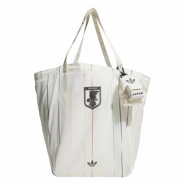 サッカーでは、伝統と革新が密接に関係している。アディダス サッカー日本代表 2026 アウェイ パッカブルバッグは、JFAのアウェイユニフォームにインスパイアされたデザインで、試合にかける情熱を讃えている。プレーンウィーブ素材で作られており...
