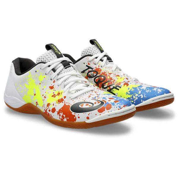 アシックス、大人フットサルシューズ。フットサラーの個性を解き放つデザインと素足感覚。TOQUEシリーズの7thモデル。前足部には足馴染みの良いストレッチャブル仕様の人工皮革、腰裏材にはソフトで優しい肌触りのスムースメッシュ材を使用。ラストは...