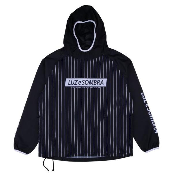 STDカテゴリーにSTRIPEシリーズが登場。定番で展開しているSPINE OVERSIZE PISTE ANORAKのSTRIPEバージョン。スタイリングにアクセントを加えられる1着。■カラー：ブラック■素材：ポリエステル100％