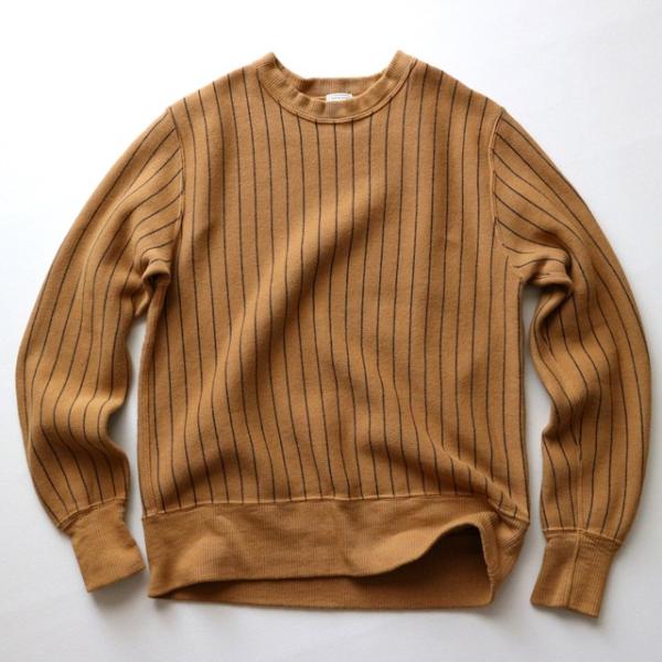 LOOP＆WEFT（ループアンドウェフト）より国内ではほぼ現存していない、希少な『トンプキン』編機にて製作されたトンプキンシープ裏毛を使用した裏毛バーチカルストライプクルーネック形はクルーネックプルオーバー、デザインは縦ストライプ柄のニット...