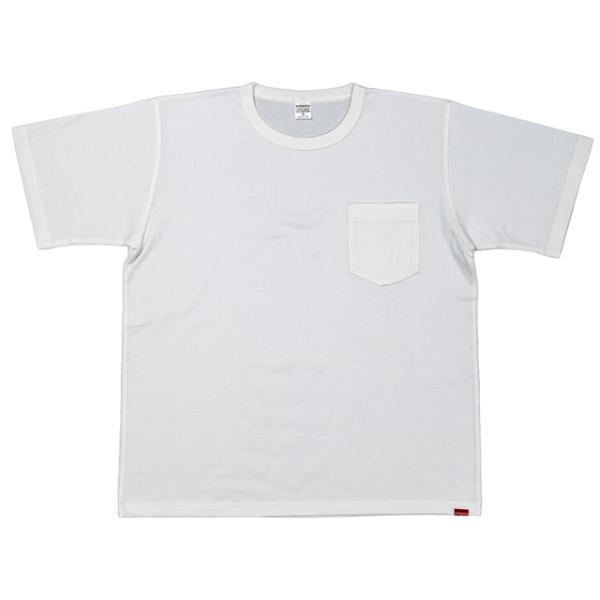ワーカーズより2026SS 2PLY Tシャツ。素材は5.7オンス・コットン100％・2PLY（2本撚り）天竺が使われています。首元は太めのバインダーネックです。左胸には駐車券やカードなど、軽いもの収納にも便利なポケット付き、裾にはレッドの...
