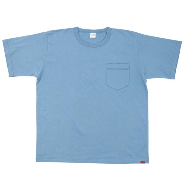 ワーカーズより2026SS 2PLY Tシャツ。素材は5.7オンス・コットン100％・2PLY（2本撚り）天竺が使われています。首元は太めのバインダーネックです。左胸には駐車券やカードなど、軽いもの収納にも便利なポケット付き、裾にはレッドの...