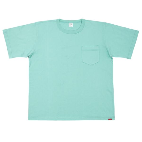 ワーカーズより2026SS 2PLY Tシャツ。素材は5.7オンス・コットン100％・2PLY（2本撚り）天竺が使われています。首元は太めのバインダーネックです。左胸には駐車券やカードなど、軽いもの収納にも便利なポケット付き、裾にはレッドの...