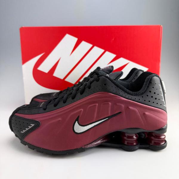 001年発売の人気モデルをリメイクしたナイキ ショックス R4。合成素材とテキスタイルのアッパー、デザインライン、レーザーカットの通気孔などをオリジナルから継承しています。 ナイキ ショックスのクッショニングは、パフォーマンス本位のスタイル...