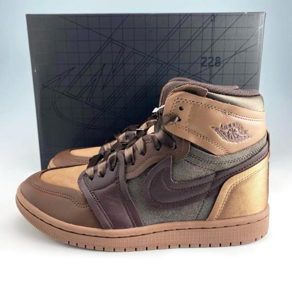 いつでもパーフェクトなAJ1 HIGH。 トウシューズにインスピレーションを得たこのシューズなら、さらに際立つスタイルを演出できること間違いなし。 サテンのディテールや大きめのスウッシュロゴでテクスチャーとバランスに変化を加え、時代を超えて...