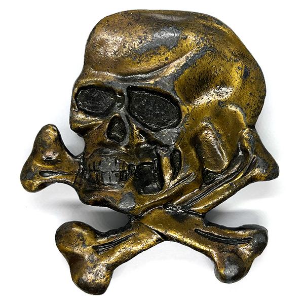 クロスボーンをモチーフにしたビンテージベルトバックルです。42.0mm幅程度のベルトまで着用することが可能です。お近くのレザー販売店にてベルトをご用意の上ご使用ください。サイズ(横×縦)：76.0mm×86.0mmゆうパケット対応商品につき...