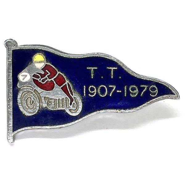 「T.T. 1907-1979」イギリス王室属国のマン島(ISLE OF MAN)で行われるマン島TTレースの記念ピンバッジ。40年以上前である1979年の大会をモチーフにした大変希少なアイテムです。サイズ(横×縦)：22.2mm×37.0...