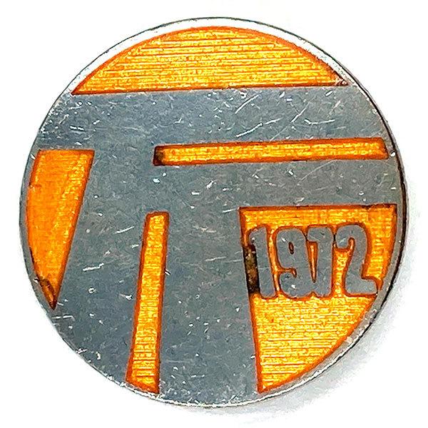 「TT 1972」イギリス王室属国のマン島(ISLE OF MAN)で行われるマン島TTレースの記念ピンバッジ。50年前である1972年の大会をモチーフにした大変希少なアイテムです。サイズ(直径)：22.0mmゆうパケット対応商品につき送料...