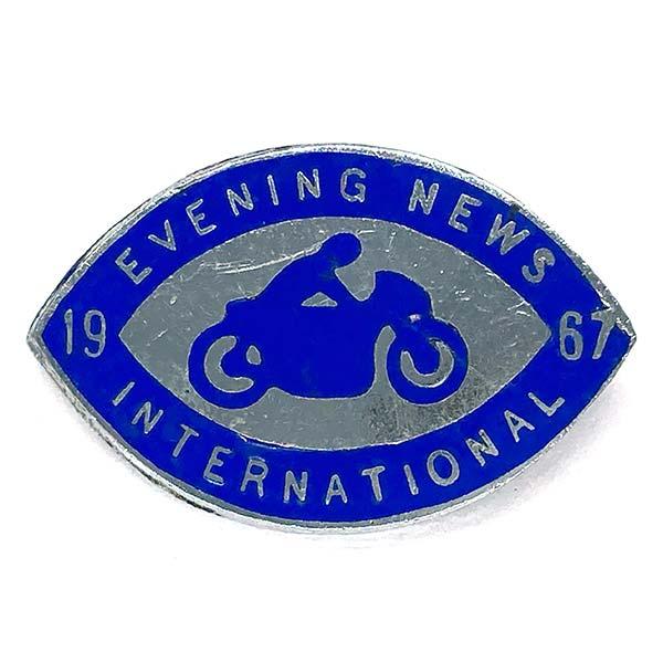 「EVENING NEWS INTERNATIONAL 1967」レザージャケットの名門ブランド、ルイスレザー(Lewis Leathers)で知られるアビアキット・ロンドン(AVIAKIT LONDON)製、ビンテージピンバッジです。サイ...