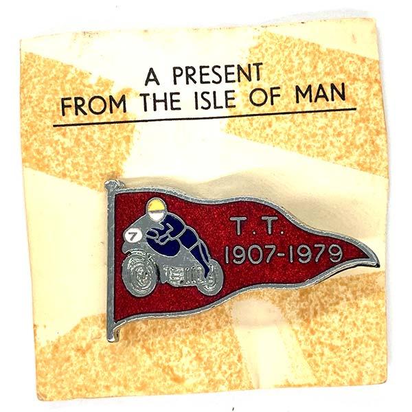 「T.T. 1907-79」イギリス王室属国のマン島(ISLE OF MAN)で行われるマン島TTレースの記念ピンバッジ。40年以上前である1979年の大会をモチーフにした大変希少なアイテムです。サイズ(横×縦)：37.0mm×22.3mm...