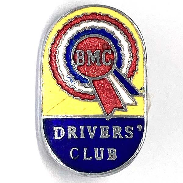「BMC DRIVERS CLUB」1952年より1966年まで存続したイギリス資本で当時最大の自動車メーカー「ブリティッシュモーターコーポレーション」のドライバーズクラブ用ビンテージピンバッジです。サイズ(横×縦)：14.4mm×23.0...