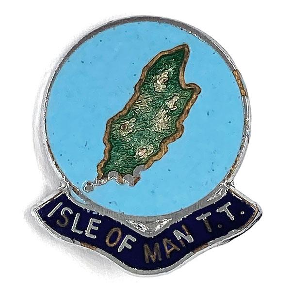 「ISLE OF MAN T.T.」イギリス王室属国のマン島(ISLE OF MAN)で行われるマン島TTレースのピンバッジです。マン島レースで使用されるコースのイラストと三脚巴(トリスケリオン/Triskelion)が落とし込まれています...
