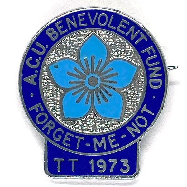 「A.C.U. BENEVOLENT FUND FORGET-ME-NOT TT 1973」イギリス王室属国のマン島(ISLE OF MAN)で行われるマン島TTレースの記念ピンバッジ。約半世紀前である1973年の大会をモチーフにした大変希...