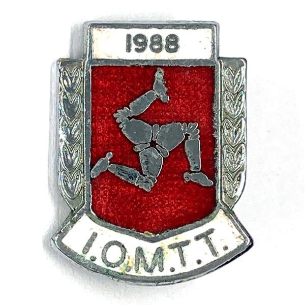 「I.O.M.T.T.1988」イギリス王室属国のマン島(ISLE OF MAN)で行われるマン島TTレースの記念ピンバッジ。35年以上前である1988年の大会をモチーフにした大変希少なアイテムです。サイズ(横×縦)：19.4mm×25.5...