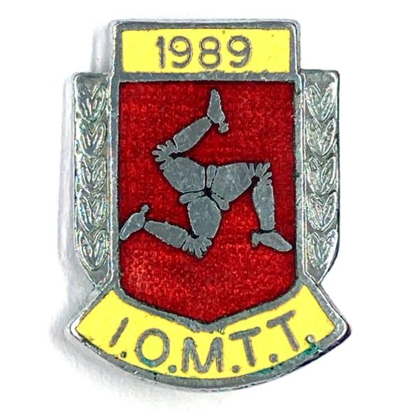 「I.O.M.T.T.1989」イギリス王室属国のマン島(ISLE OF MAN)で行われるマン島TTレースの記念ピンバッジ。35年以上前である1989年の大会をモチーフにした大変希少なアイテムです。サイズ(横×縦)：19.5mm×25.5...