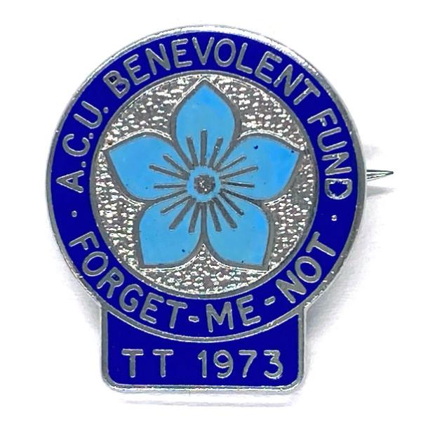 「A.C.U. BENEVOLENT FUND FORGET-ME-NOT TT 1973」イギリス王室属国のマン島(ISLE OF MAN)で行われるマン島TTレースの記念ピンバッジ。約半世紀前である1973年の大会をモチーフにした大変希...