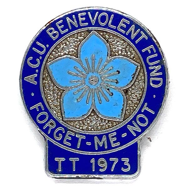 「A.C.U. BENEVOLENT FUND FORGET-ME-NOT TT 1973」イギリス王室属国のマン島(ISLE OF MAN)で行われるマン島TTレースの記念ピンバッジ。約半世紀前である1973年の大会をモチーフにした大変希...
