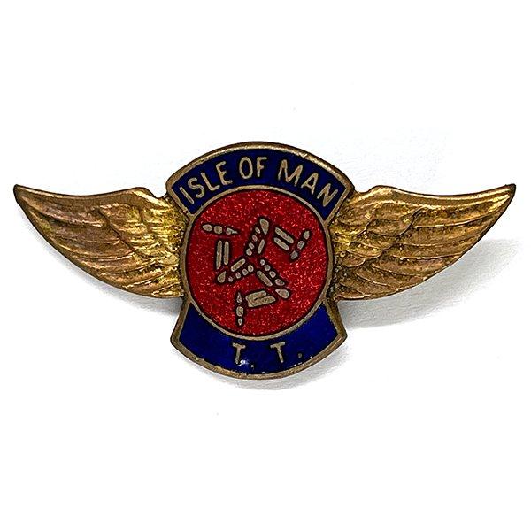 「ISLE OF MAN T.T.」イギリス王室属国のマン島(ISLE OF MAN)で行われるマン島TTレースの記念ピンバッジです。サイズ(横×縦)：43.8mm×20.6mmゆうパケット対応商品につき送料180円にて発送可能です。ゆうパ...