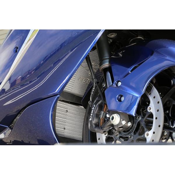 フロントタイヤから巻き上げた小石などによるラジエターへのダメージや、昆虫などによるラジエターフィンの目詰まりを最小限に抑えます。特に小石などの巻き上げが集中するセンター部は、細かいメッシュデザインにすることで確実にラジエターコアをガードし、...