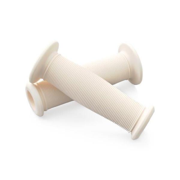 滑りにくく疲れにくいデイトナのオリジナルグリップ。アクセルを握ったとき滑りにくい表面パターンと、グリップ力に優れる素材を組み合わせて、長時間のライディングでも疲れにくいグリップに仕上げました。多重線のみでデザインされたビンテージカスタムマッ...