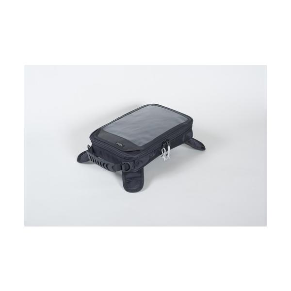 ●旺文社のツーリングマップるサイズで差し込みと見開きが独立したWマップスペース●薄型でライディングの邪魔をしません。●内容量3.3?で財布や小物も収納可能●独立した小型フラップと強力マグネット4ヶで確実取り付け