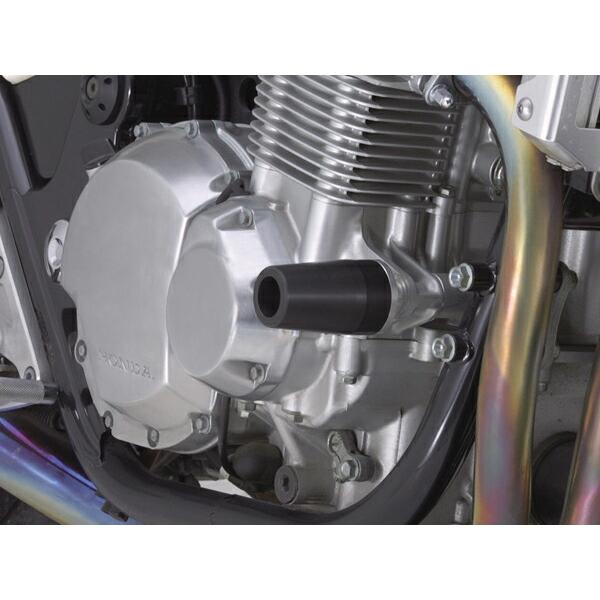 転倒時のダメージを最小限に！樹脂製パッドが転倒時のダメージを吸収し、マシンへのダメージを最小限に抑えます。樹脂製パッドとアルミベースの一体構造により十分な強度を確保。転倒時の衝撃を受け流し、クランクケース割れなどの致命的なマシンダメージを最...