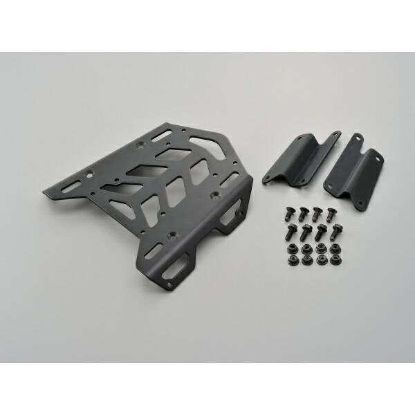 デザインされたウイング形状のアルミトッププレートと、車種専用取付フィッティングで、荷物を積載していない状態でも車体のフォルムを損なわないリアキャリア。●最大積載量7kg。（キャリア重量約1.5kg)