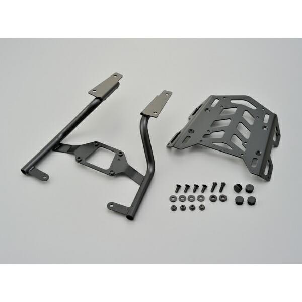 デザインされたアルミトッププレートと車種専用取付フィッティングで荷物を積載していない状態でも違和感のない車体フォルムを実現。今後発売予定のフェンダーレスキットとの同時装着も可能。キャリア装着状態でシートの脱着が可能。●トッププレート：アルミ...