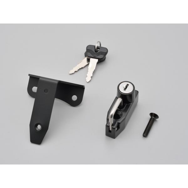 純正ライクな見た目で車両の雰囲気を崩さないヘルメットホルダー。車種専用設計なので、スマートに取り付けができます。※純正ツールボックスと共締めとなります。※カギのみの補修設定はありませんので、カギの紛失にはご注意ください。（カギ2本付属）