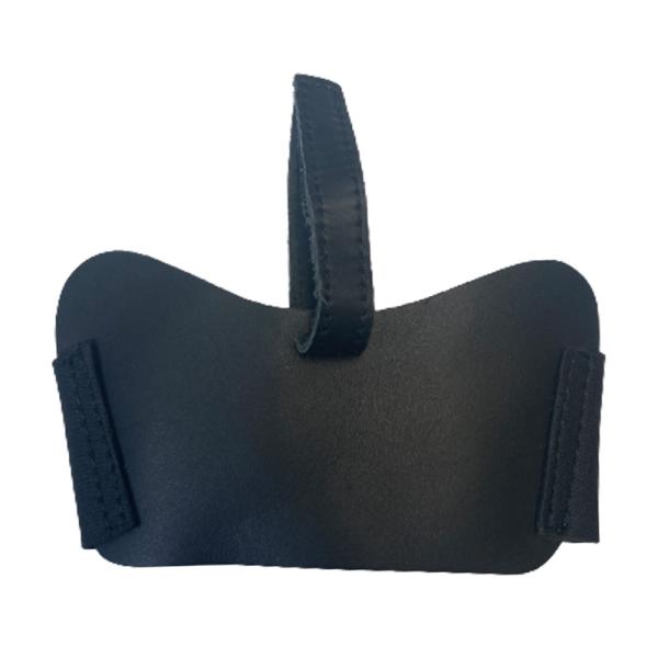 ■ブランド名：MOTOBLUEZ■素材：牛革　革厚1mm・裏ナイロンゴム■カラー：ブラック■サイズ：フリー縦：約14cm横：約15cm※サイズは、天然皮革で個体差がある為、若干の誤差がある場合がございます。予めご了承くださいませ。【商品説明...