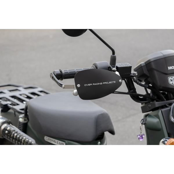 対応車種 [クロスカブC110(22-)/HONDA(ホンダ)]メーカー：OVER Racing -オーヴァーレーシング-ナックルガード本体: ブラック アルマイト仕上げ + レーザーマーキングロゴステー類、取り付けボルト類付属取り付けステ...