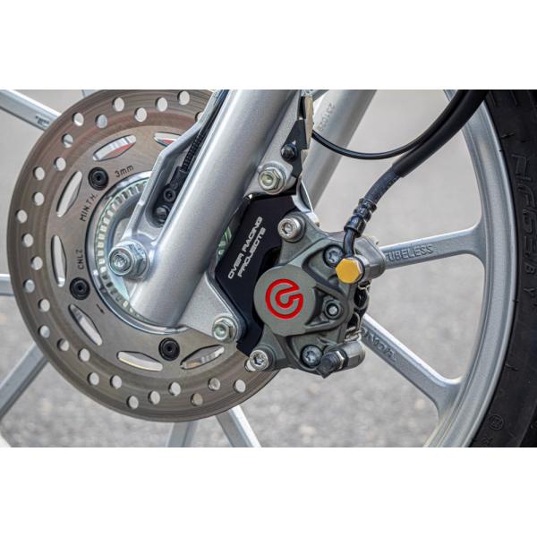 対応車種［スーパーカブC110(22-)/HONDA(ホンダ)］メーカー：OVER Racing -オーヴァーレーシング-[キャリパーサポート/ブレンボ]・ブレンボ2P/84mmピッチ キャリパー対応・キャリパーサポート本体: ブラック ア...