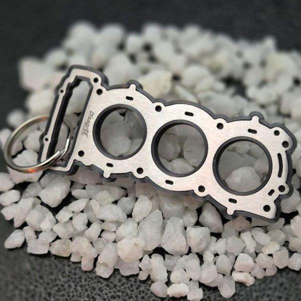 【商品説明】トライアンフ ROCKET3（ロケット3)のエンジンヘッドガスケットを模したおしゃれなキーホルダー(排気量2294ccロゴ無し）ロケット3オーナーには思い入れのある3シリンダーをデザインしたキーホルダーです！   貴方の拘り感を...