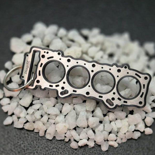 【商品説明】ヤマハ MT-10/YZF-R1 に搭載されるCP4エンジンヘッドガスケットを模したおしゃれなキーホルダーCP4エンジン搭載にお乗りの方は拘りを演出するキーホルダーです！ギフトや誕生日プレゼントに如何でしょうか？ドイツのキーホル...