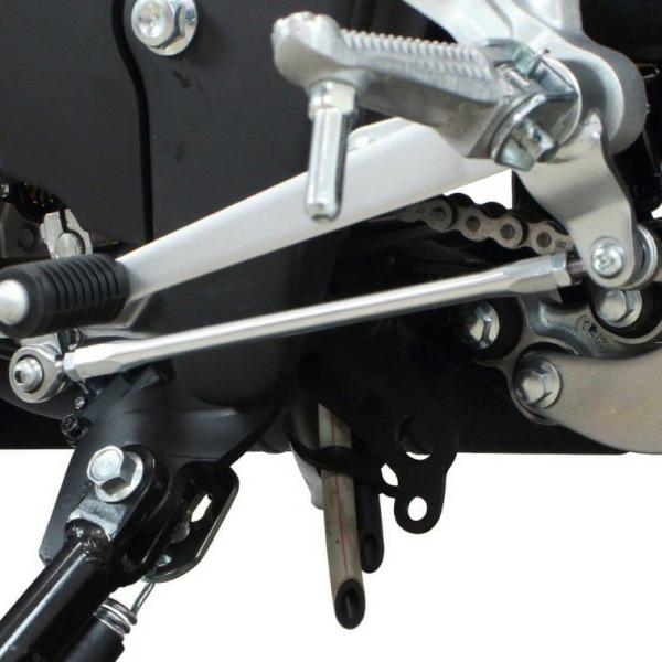 【説明】SPタケガワ XSR125/XSR155用 シフトチェンジロッド。純正シフトロッドと交換することで、チェンジペダルのガタつきを防止し、シフト操作において、ダイレクト感を高めます。フィーリングが良くなり、シフト操作が楽しくなります。チ...