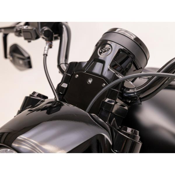 インディアン・スカウトモデルのハンドルバー用ライザー。このハンドルライザーを使用すると、オリジナルのトリプルツリー上でハンドルバーを30mm高くすることができます。付属のカバーで、2つのライザーの間に露出するケーブルを目立たないようにできま...