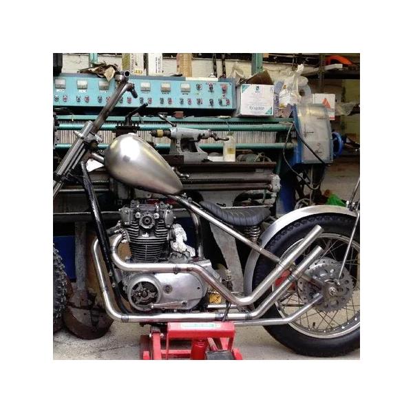 【商品説明】TCブロス製のXS650用 Do It Yourself マフラー。溶接して自分好みのスタイルへ。チューブは1.5インチ径の16ゲージ軟鋼で、3インチのセンターラインラジアスで曲げられています。フランジは1/4インチ厚です。たく...