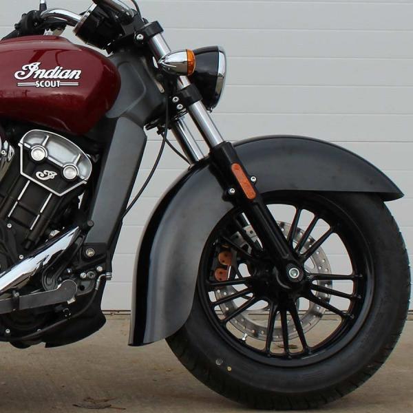 【商品説明】インディアン スカウト、ボバー用 フロントフェンダーです。クラシックなフェンダーをベースに、低めにセットしロープロファイルにカスタムしたようなルックスです。16インチ〜19インチのタイヤに使用出来ます。厚さ14ゲージ（約1.6m...