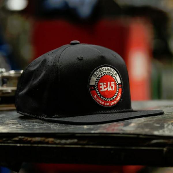 【商品説明】バイクのパーツだけでは物足りない、ヨシムラファンへ。他のキャップと同じディープシェイプですが、このハットは4つのバックパネルにレーザーカットのパーフォレーションが施されています。このパンチングにより通気性が保たれ、吸湿発散性に優...