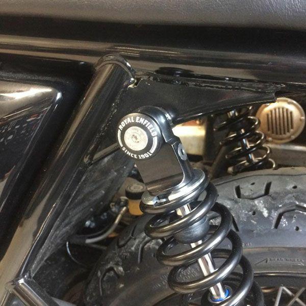 【商品説明】ロイヤルエンフィールド ベア650用純正リアショック ピボットカバー（ペア）ブラックさり気ないお洒落で、リヤショックの取付を美しく仕上げます左右ペア販売【適合】Royal Enfield（ロイヤルエンフィールド） Bear650...