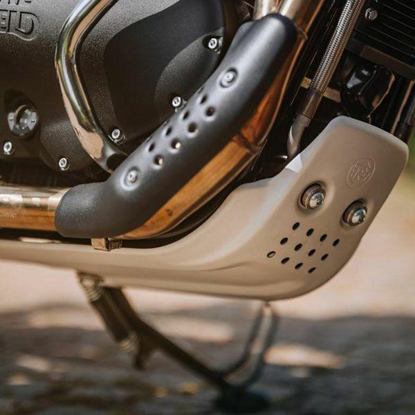 【商品説明】ロイヤルエンフィールド ベア650用純正スキッドガード/アンダーガード/サンプガード  シルバー丈夫なアルミ材を使用し、ブラッシュ仕上げでアルマイト加工を施したアンダーガード    飛び石等から大事なエンジンケースを保護します一...