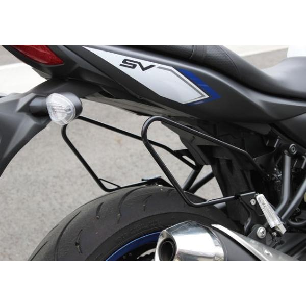 【商品説明】サイドバッグ装着時に、ホイールへの巻き込みリスク軽減に効果的なバッグサポート。車種専用設計により、バランスの取れた装着状態を実現しております。左右セット材質：スチール装着用ネジ間ピッチ：185mm装着用ボルトサイズ純正ボルト【適...