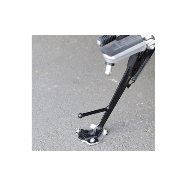 【商品説明】未舗装地などの駐車でサイドスタンドが沈みにくくなるワイドプレートとサイドスタンドの出し入れが楽になる実用度アップの便利アイテムです。接地面が純正サイドスタンドよりも広くなる為、キャンプ場等の未舗装路への駐車時に最適なアイテムです...